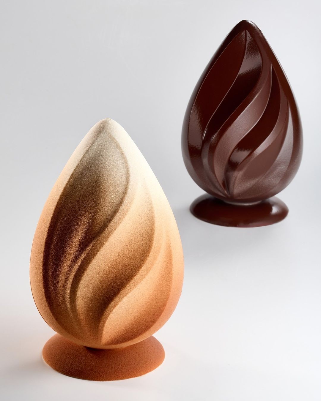 Pavoni KT217 Pavoni Thermoformed Flame Chocolate Egg Mold - Ø 130mm...